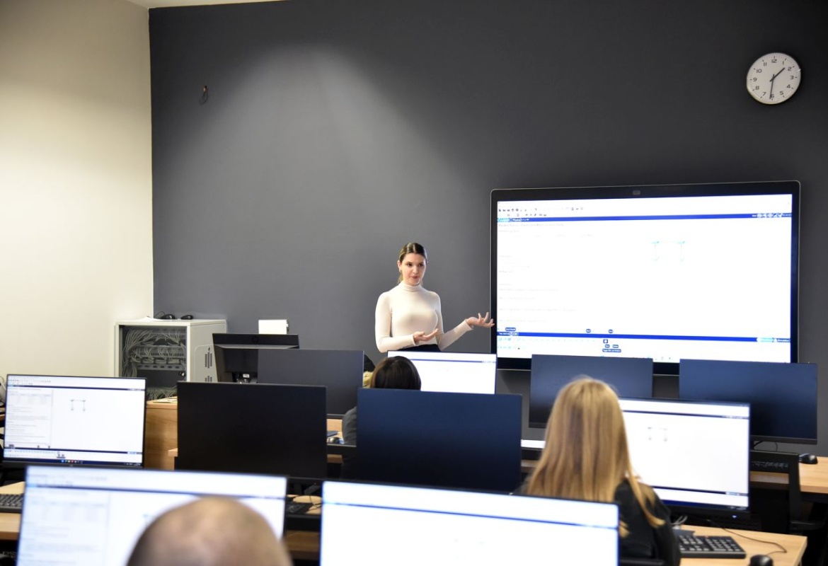 Prospective Computer Engineers at CSE “Show and Tell” Workshop
